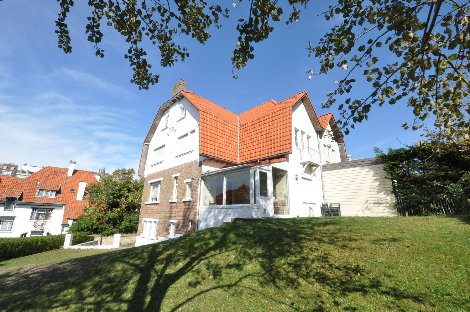 Charmante et authentique villa à rénover avec vue mer à Duinbergen